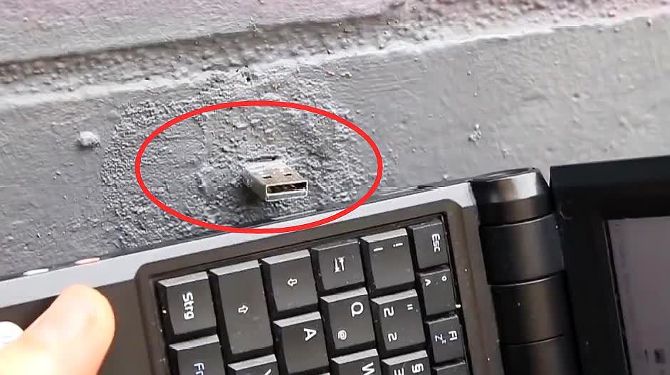 国外街头出现USB接口,电脑接上到底会怎样?测试后惊喜连连!