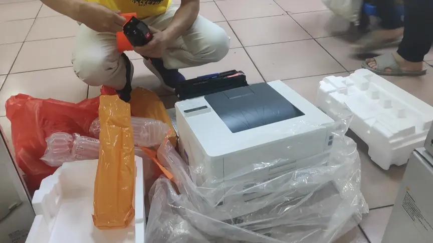 惠普最便宜的彩色激光打印机M254NW,开箱装上一套硒鼓给客户发货