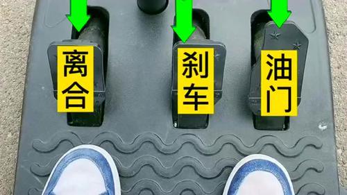 原来这就是手动挡车型正确的减速方式,新手司机有时候太死板,这样不好