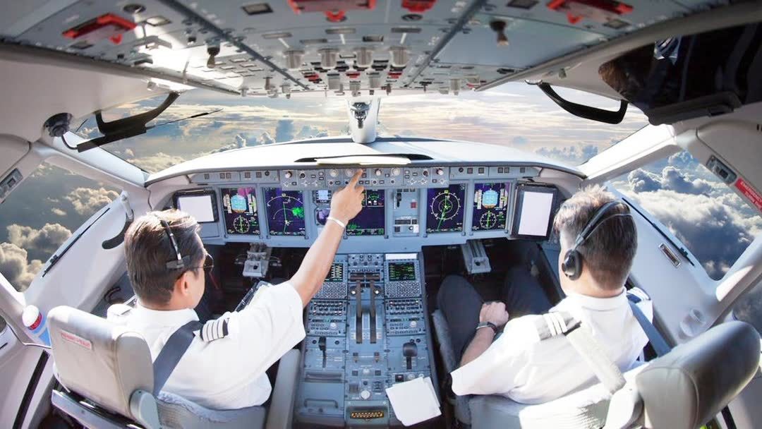 飞机降落是怎么对准跑道的?是靠飞行员的肉眼目测,还是依靠雷达