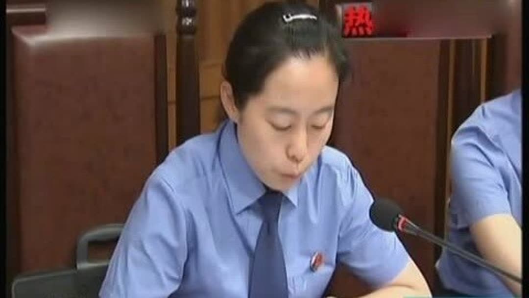 校长虚构学籍骗领学生助学金 取钱时狂塞进口袋