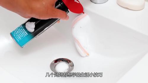 几个妈妈都想学的生活小技巧,用保鲜膜就能疏通马桶,太实用了