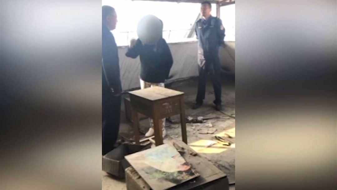城管拆违规阳光房遭掌掴 女子暴力妨碍执法被带走