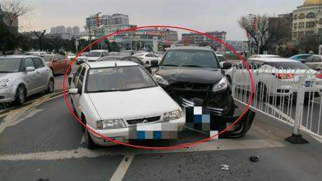 交警:"转弯让直行",撞车时直行负全责,车主不服气:凭什么?