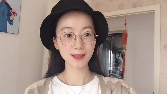 小丫陪妈妈调戒指,顺便逛超市挑5个苹果花25块,直呼太贵舍不得