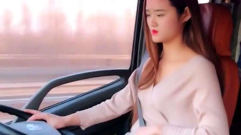前几天刚招聘的卡车司机,非要穿着丝袜开车,谁让她是女司机呢!