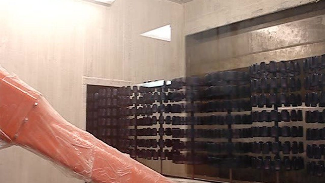 数码外壳自动喷涂生产线,采用水帘式对四周密封