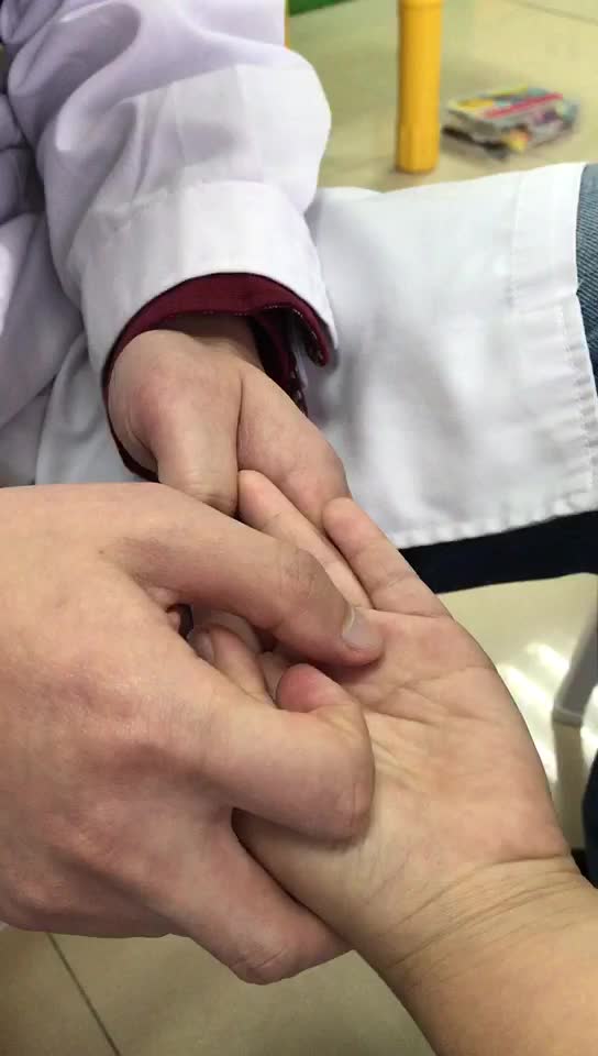 “小儿推拿王”王文圣医师正规医疗清肺经手法操作