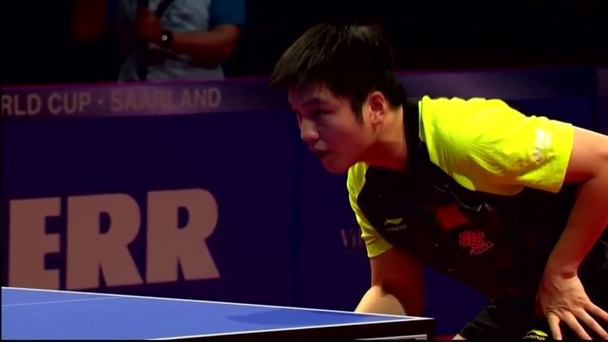 发生了什么?许昕大战樊振东,体力不支的许昕好像腿部受伤了