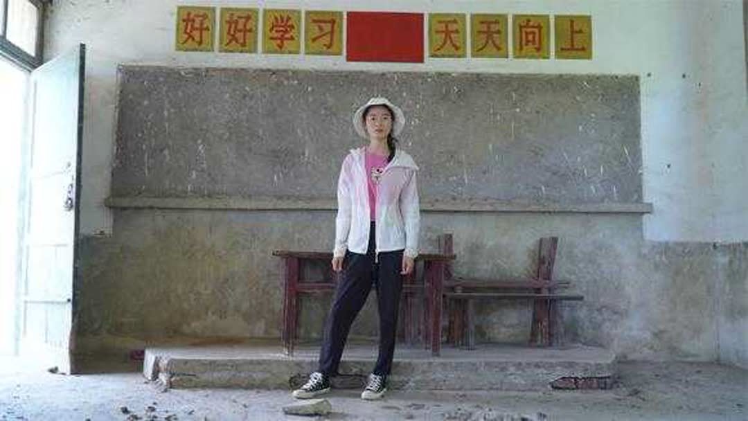 矿区一所废弃学校,以前出了很多尖子生,如今这里杂草丛生