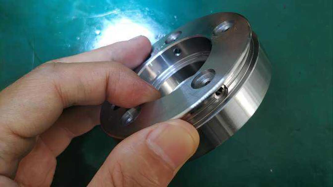 液压柱塞泵,同时去除内交叉孔毛刺和外圆孔口毛刺,一次搞定!