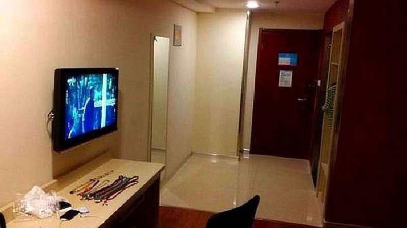 游客住酒店时,为什么要先拔电视机插头,看完一阵后怕