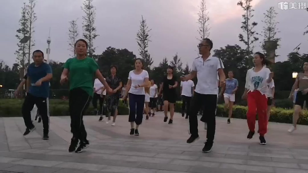 集体街舞没有黄豆豆也亦然精彩纷呈 众人划桨开大船奔健康路