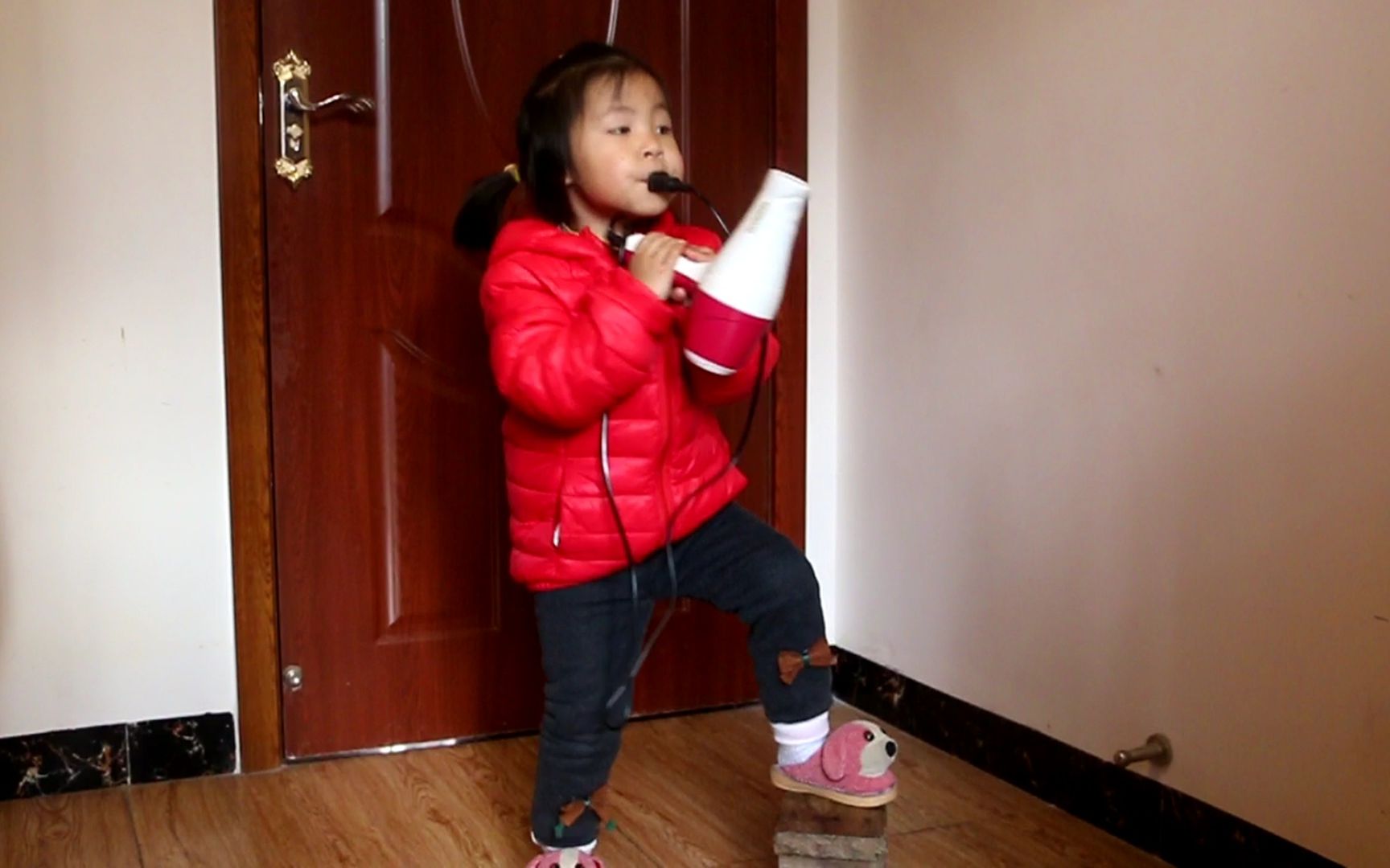 搞笑模仿秀:3岁萌娃的模仿秀,这道具谁挑的啊?太有才了