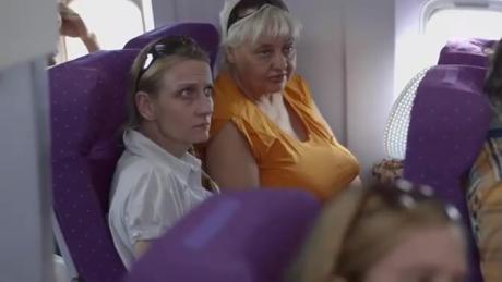 杜蕾斯:波兰航班上美丽空姐为您演示如何正确的使用安全套