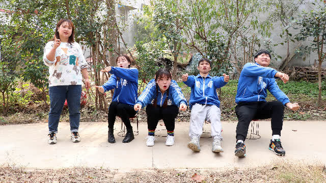 开火车游戏,小司机们要根据听到的指令做出相应的动作