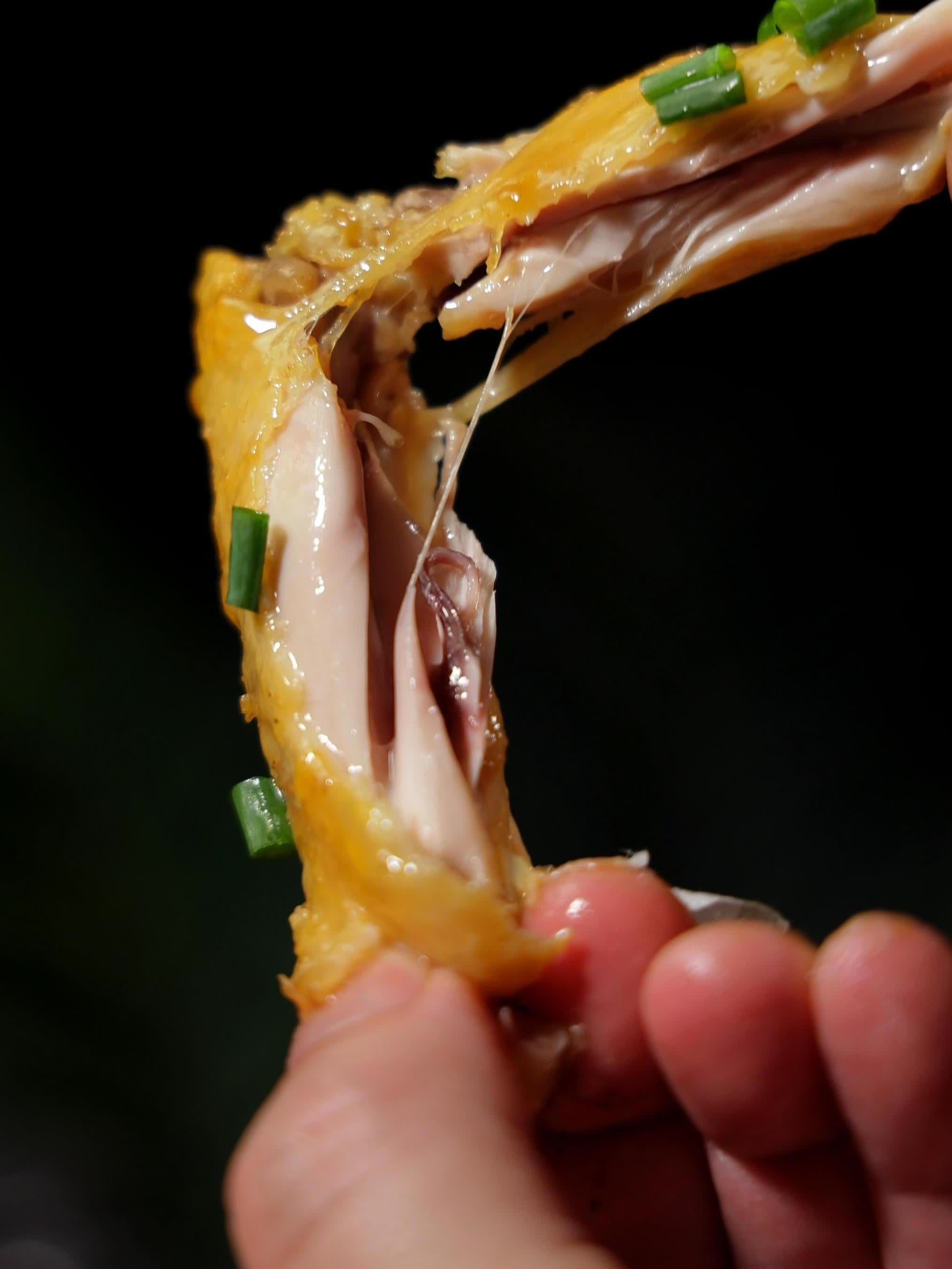 这个电饭锅盐焗鸡翅的做法,鲜香多汁,同样做法做盐焗鸡腿,鸡蛋盐焗虾.
