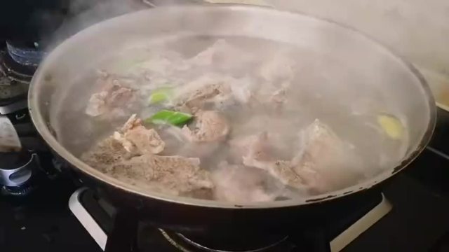 红烧排骨的家常做法,做法简单好吃解馋,一次吃一盆