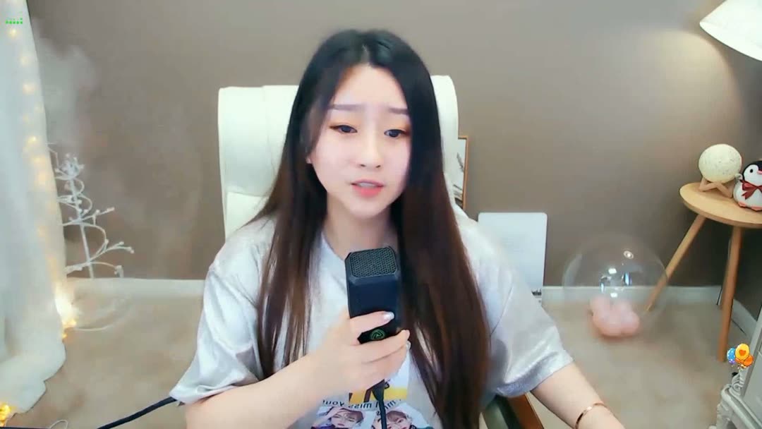 菲儿演唱歌曲《万爱千恩》,是不是我们都不长大,你们就不会变老