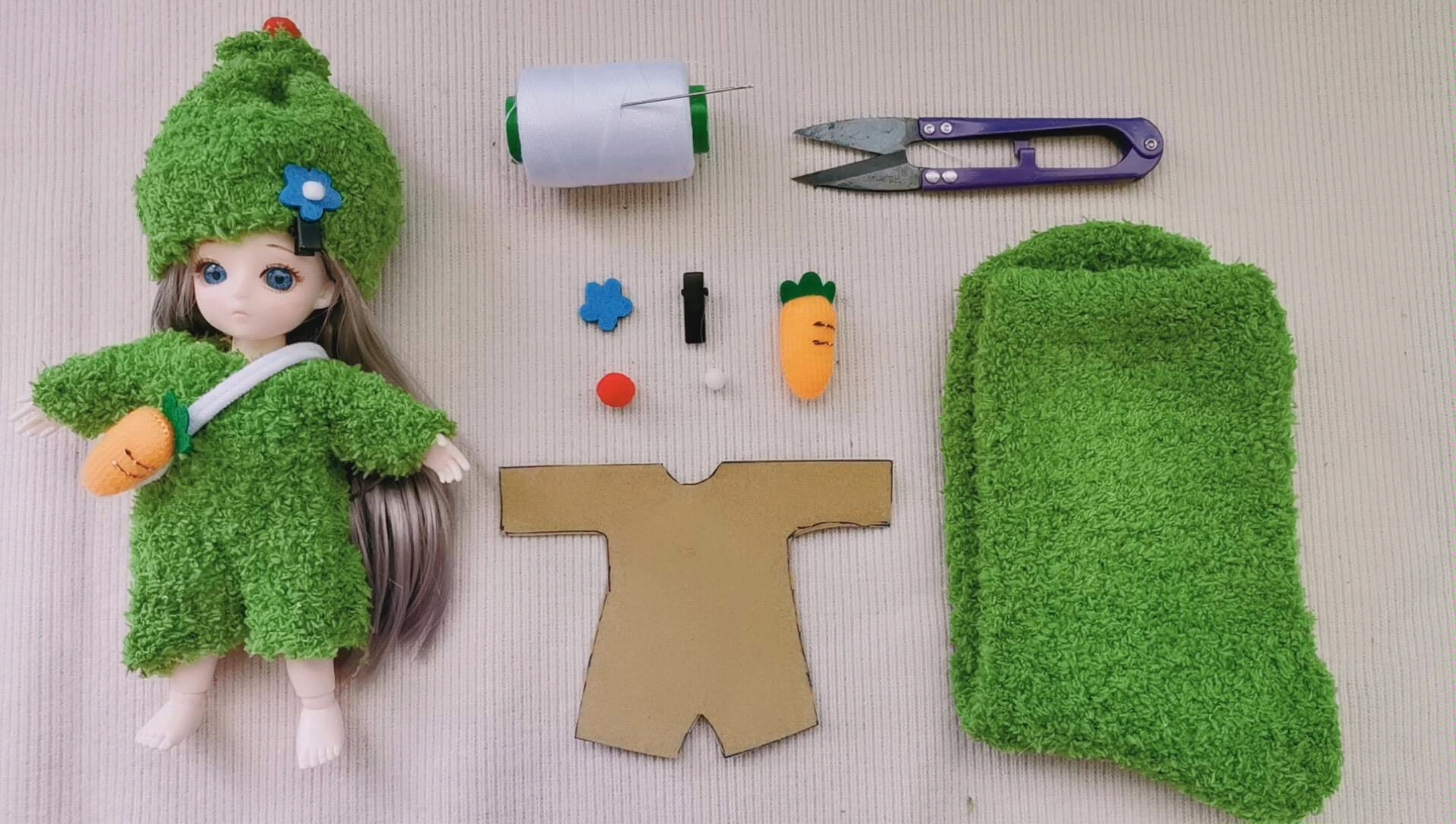 手工制作芭比娃娃连体衣 详细娃衣制作过程 还做了可爱的毛绒帽子