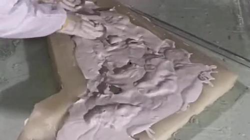 硅胶模具石膏胶花制作,这模具真是帮了大忙,工人更轻松了