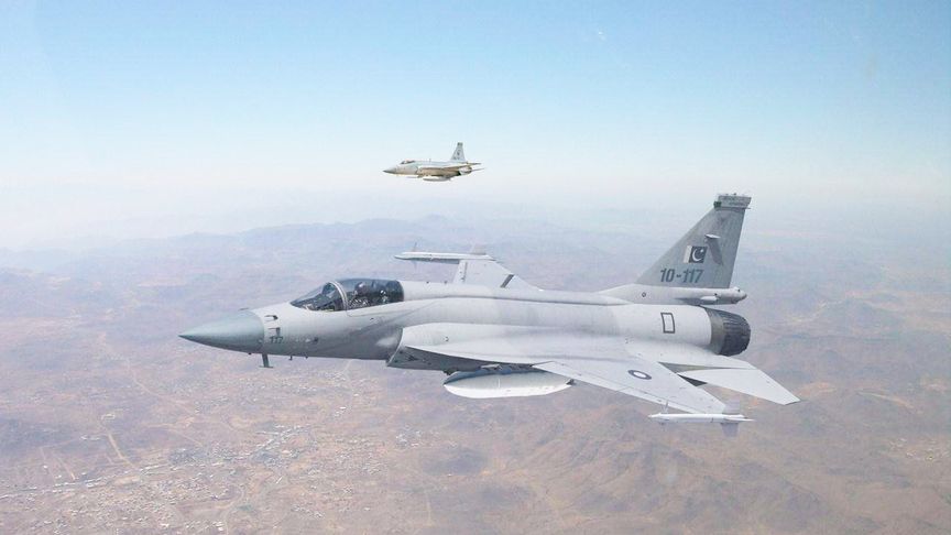 中国枭龙战机火爆全球 13国“排队购买”