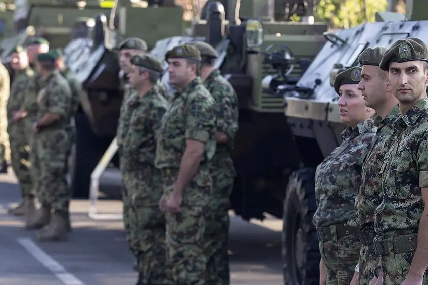 俄国征兵最新画面:大批强壮青年背上行李,入伍长队一眼望不到头