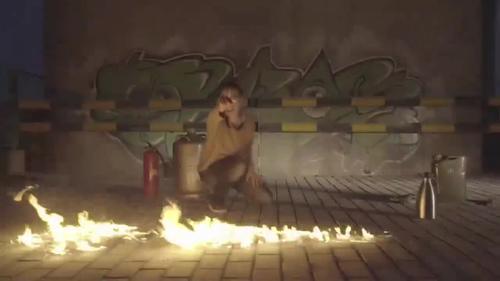 冰与火之歌:妹子把液氮倒入火海,有点壮观!