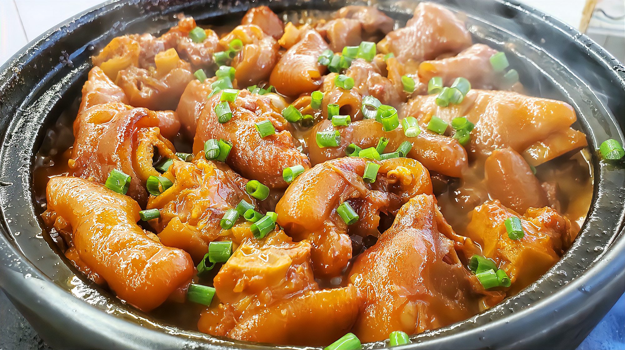 猪蹄最好吃的做法,Q弹软烂香味扑鼻,我家10顿有9顿是这样做