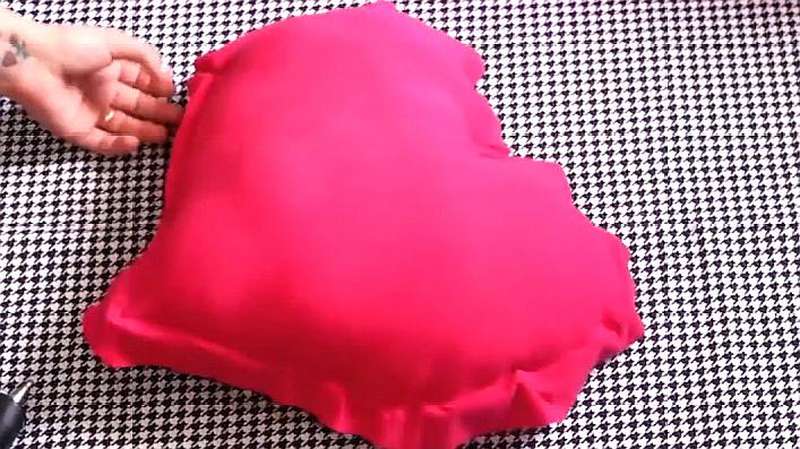 旧T恤有什么用?教你将旧T恤剪一剪做枕头,简单又实用