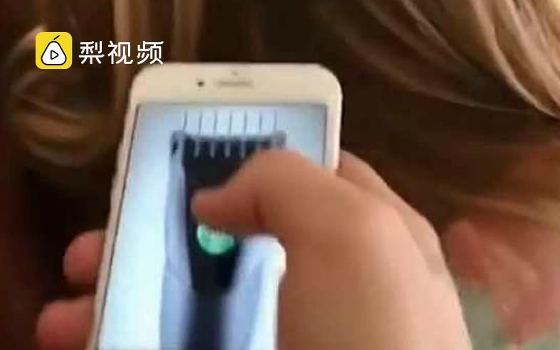 超贱整蛊!偷偷“剃”掉别人的头发
