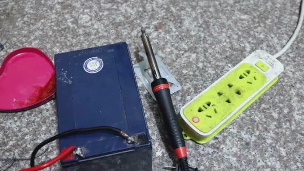 电烙铁首次使用有讲究,师傅教你两个独门技能,焊锡化锡一秒搞定