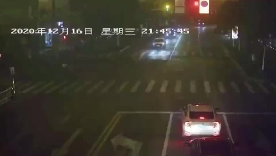 ... 12月16日晚,在琴湖路湖苑路口,一辆小车与面包车迎面相撞,造成两车...