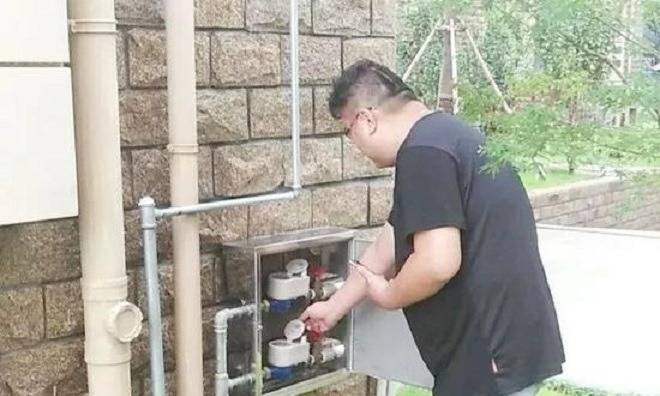免费更换智能水表,为嘛我家的水费变高了?水务公司员工说出...
