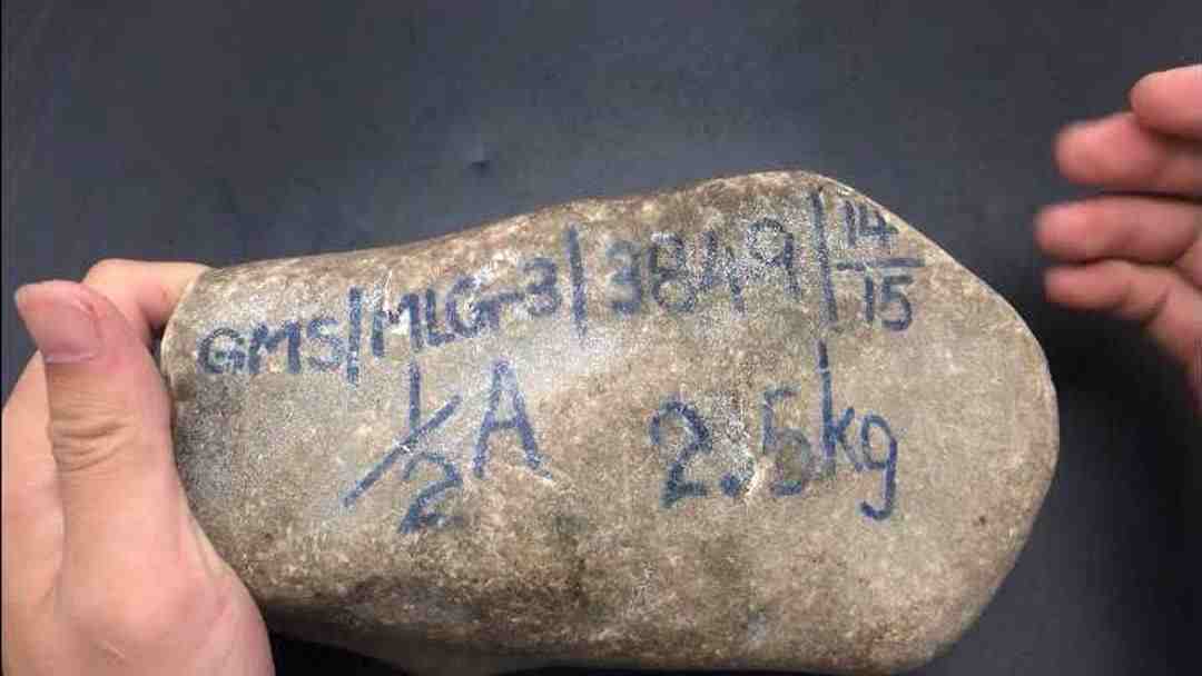 一块看着不起眼的翡翠原石既然切出几条冰种手镯,运气太好了吧?