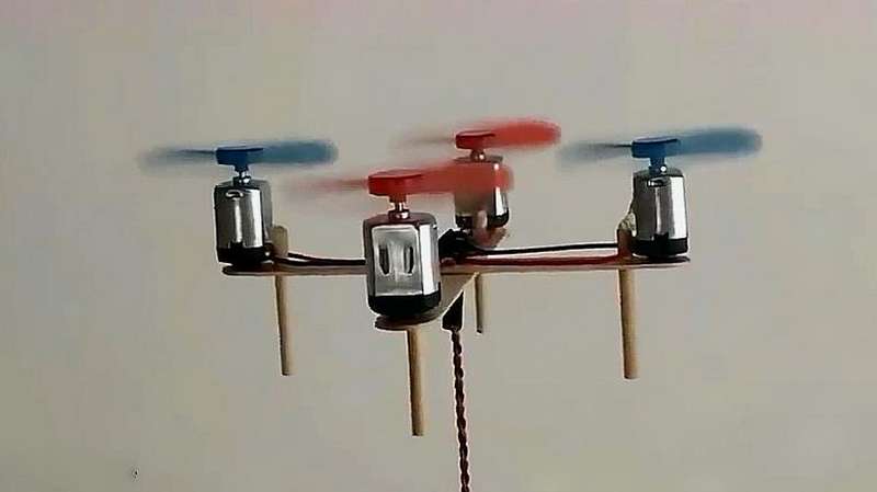 用四个马达制作的小型飞行器,没想到这么简单,真是长见识了!