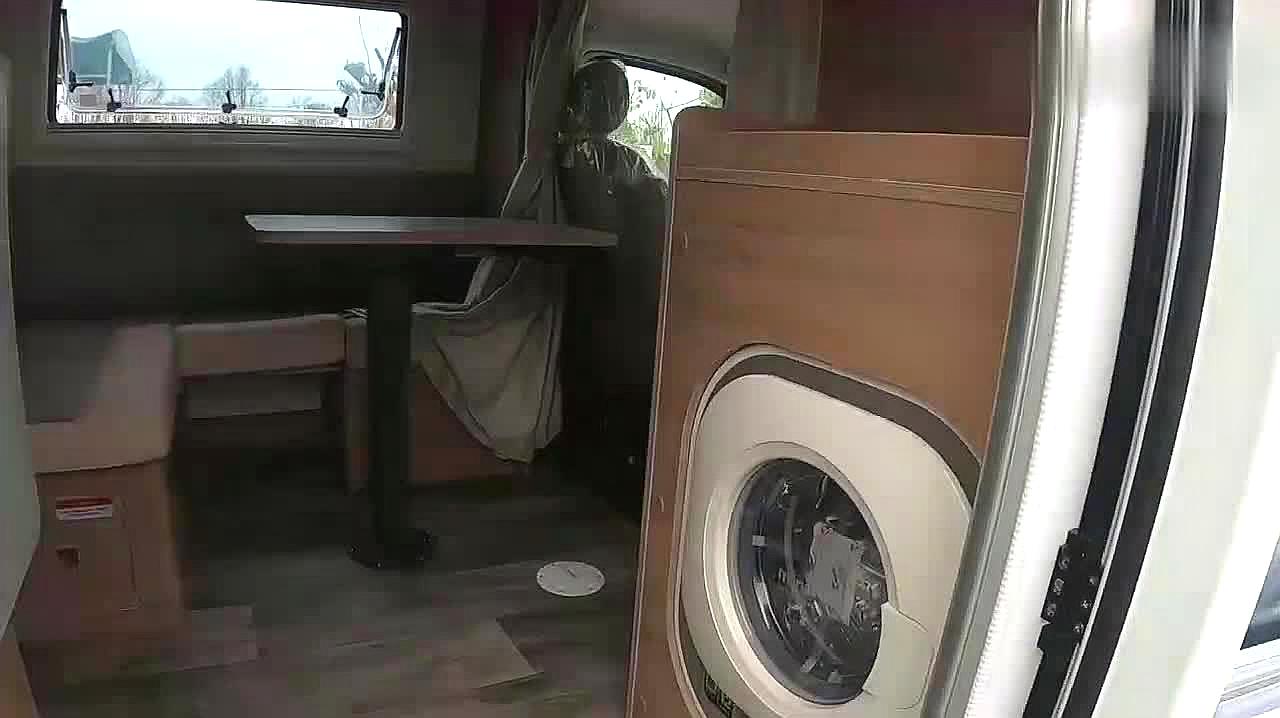 依维柯房车改装,带卡座和上下铺床,空间布置合理