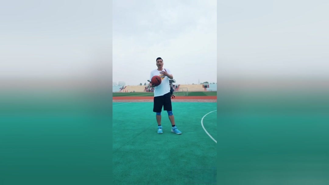 篮球很多人问我投三分或跳投用不上劲?几个方面,有可能你年龄小 胳膊...