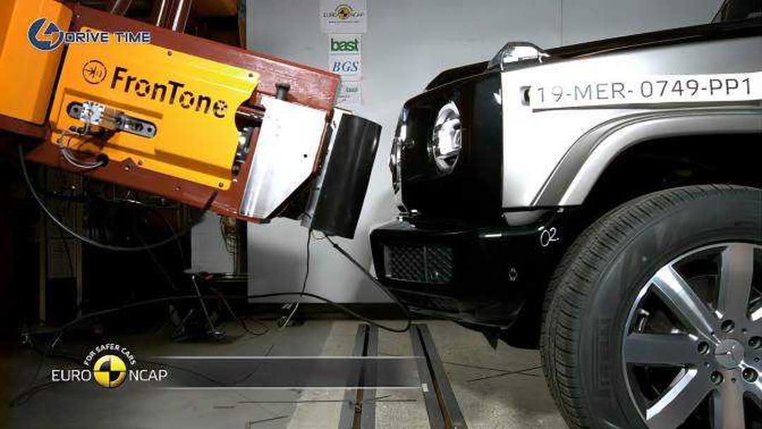 硬派越野哪家强,全铝车身刚不刚?路虎卫士和奔驰G级碰撞测试