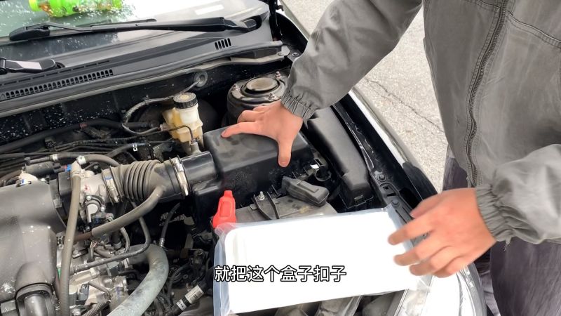 给自己的比亚迪F3换滤芯,只需几分钟完成,又省了一笔钱