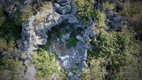 无人机发现古怪的东西,藏着山顶石坑之中,你猜真相到底是什么?