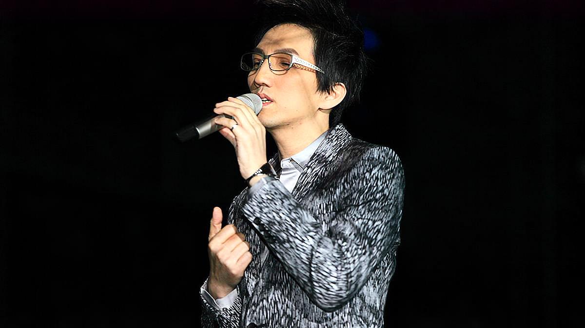 林志炫激情演唱《没离开过》,真假音无痕转换,网友:真实力