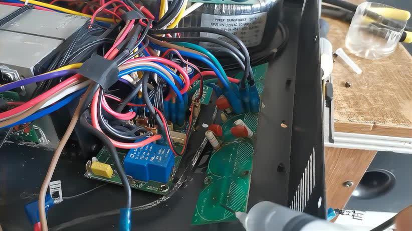 今天这个功放烧得比较厉害,看我如何维修