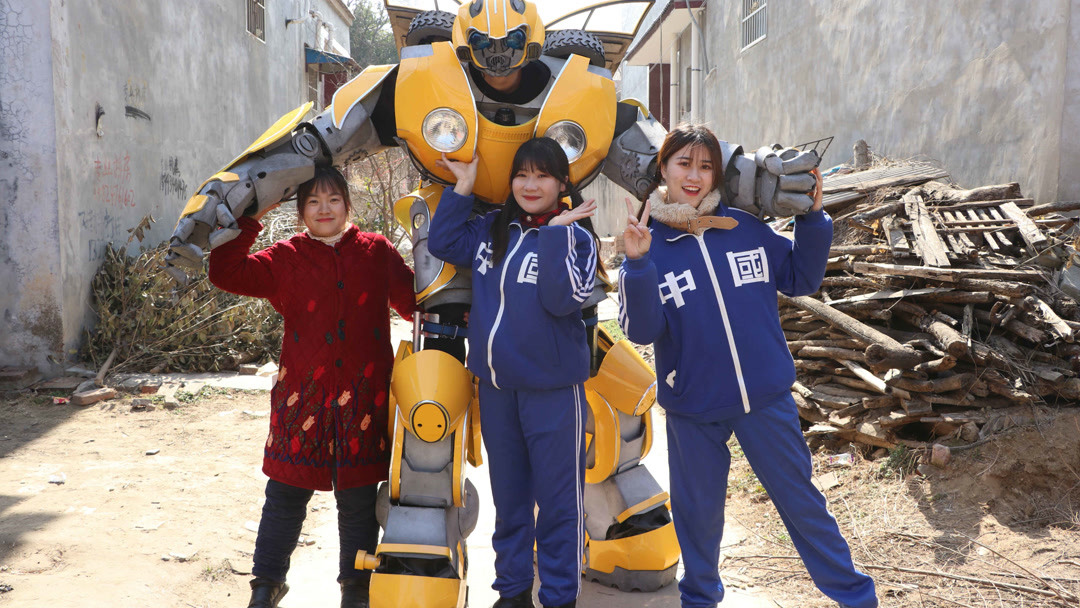 大黄蜂1:学校来个大黄蜂机器人,同学们第一见见巨人都非常好奇