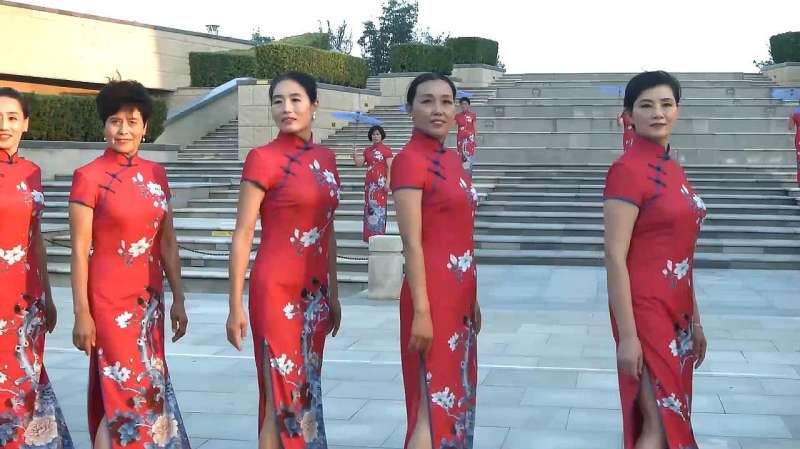 桃花源旗袍秀,阿姨们的表演真的太惊艳了,羡慕她们的气质