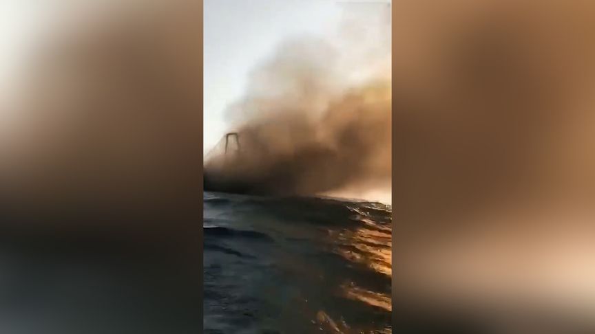 汕尾一渔船着火沉没8人失联 4人落水被附近快艇救起