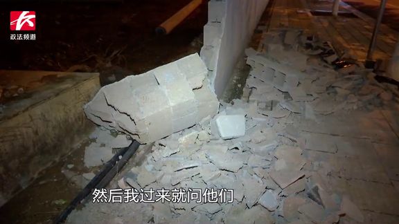 惊险!工地围墙突然倒塌,路过行人躲闪及时差点被砸伤
