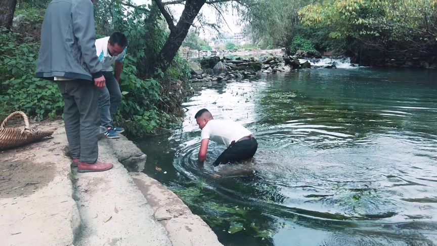 几个农村人用撮箕在河里东捞西捞,收获的东西你可能没见过