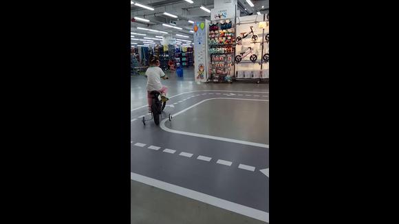 迪卡侬里骑自行车