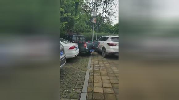 停车时竟然挡住别人的停车位,这位大哥直接后档撞出来